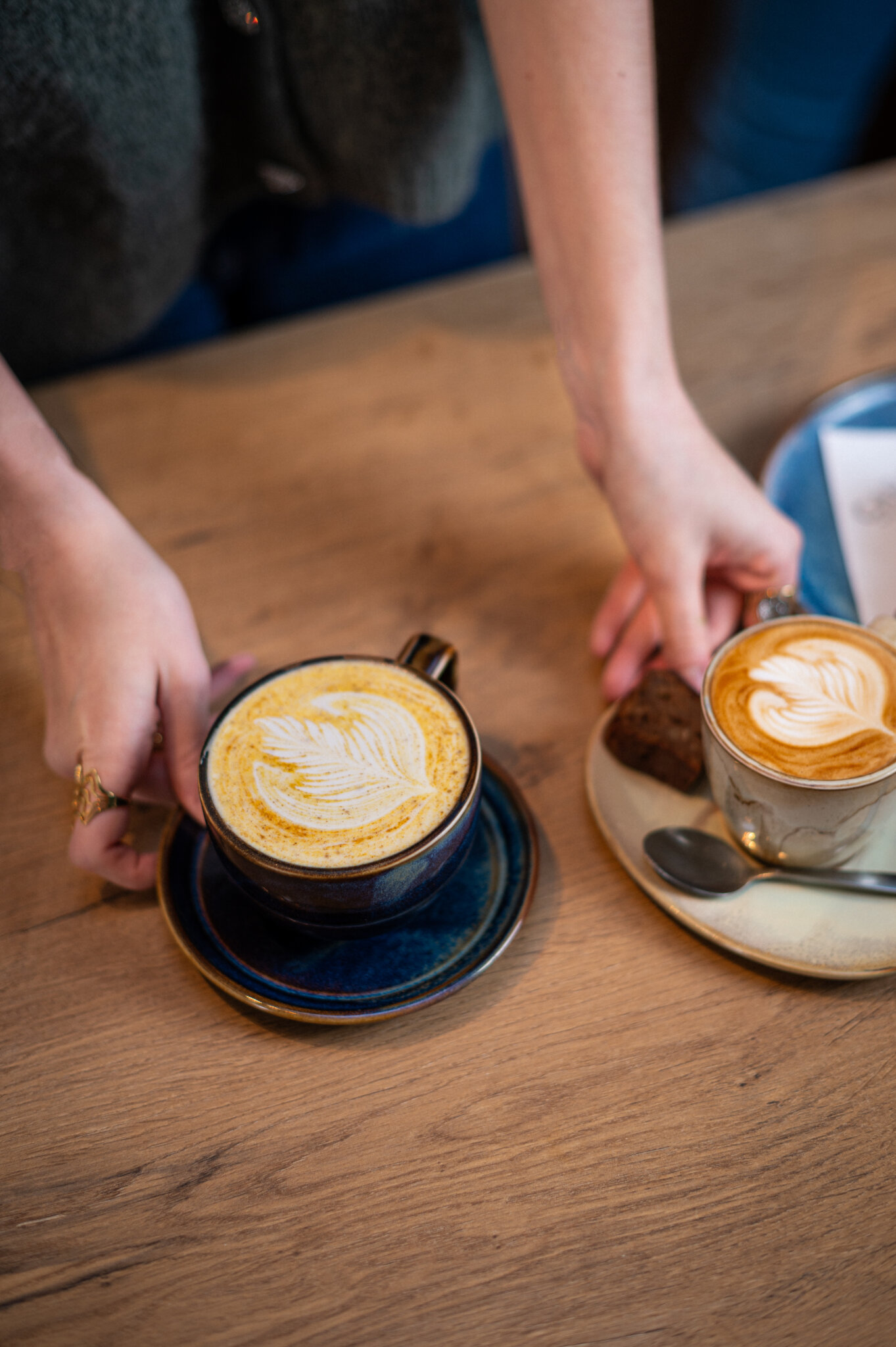 Ambachtelijke koffie, verse gerechten en een warme sfeer vind je terug ...